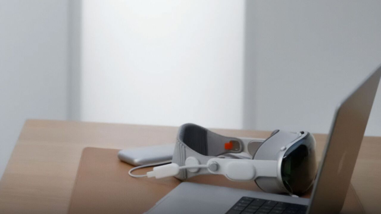WWDC Videosunda Şaşırtıcı Bir USB-C Adaptörüyle Görülen Vision Pro ...